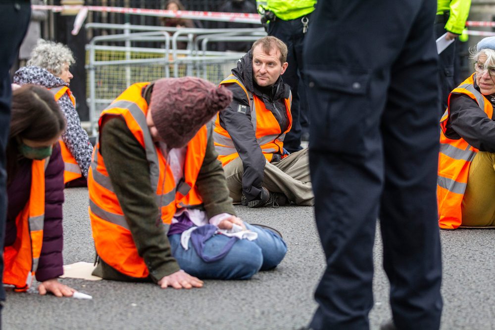 Sitzblockade: Strafbarkeit, Gewalt & Versammlungsfreiheit